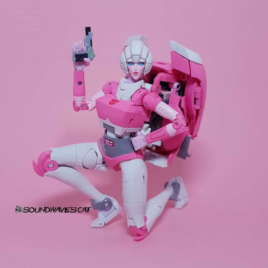 Transformers Masterpiece MP-51 Arcee In-Hand Gallery - Children of Primus