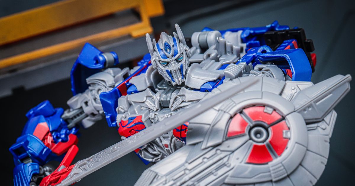TFORMERS - Daily Prime - AOE Last Knight Optimus Prime In-Hand Images ...