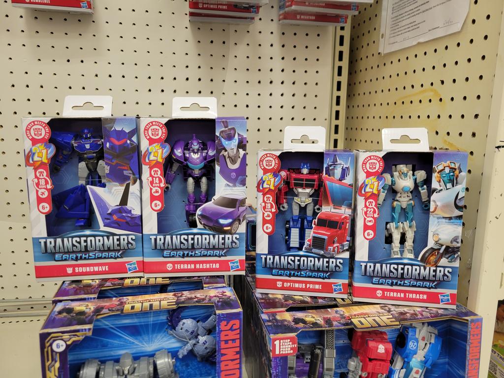 Transformers Earthspark Wave 8 Deluxe Out At US Retail - Children of Primus